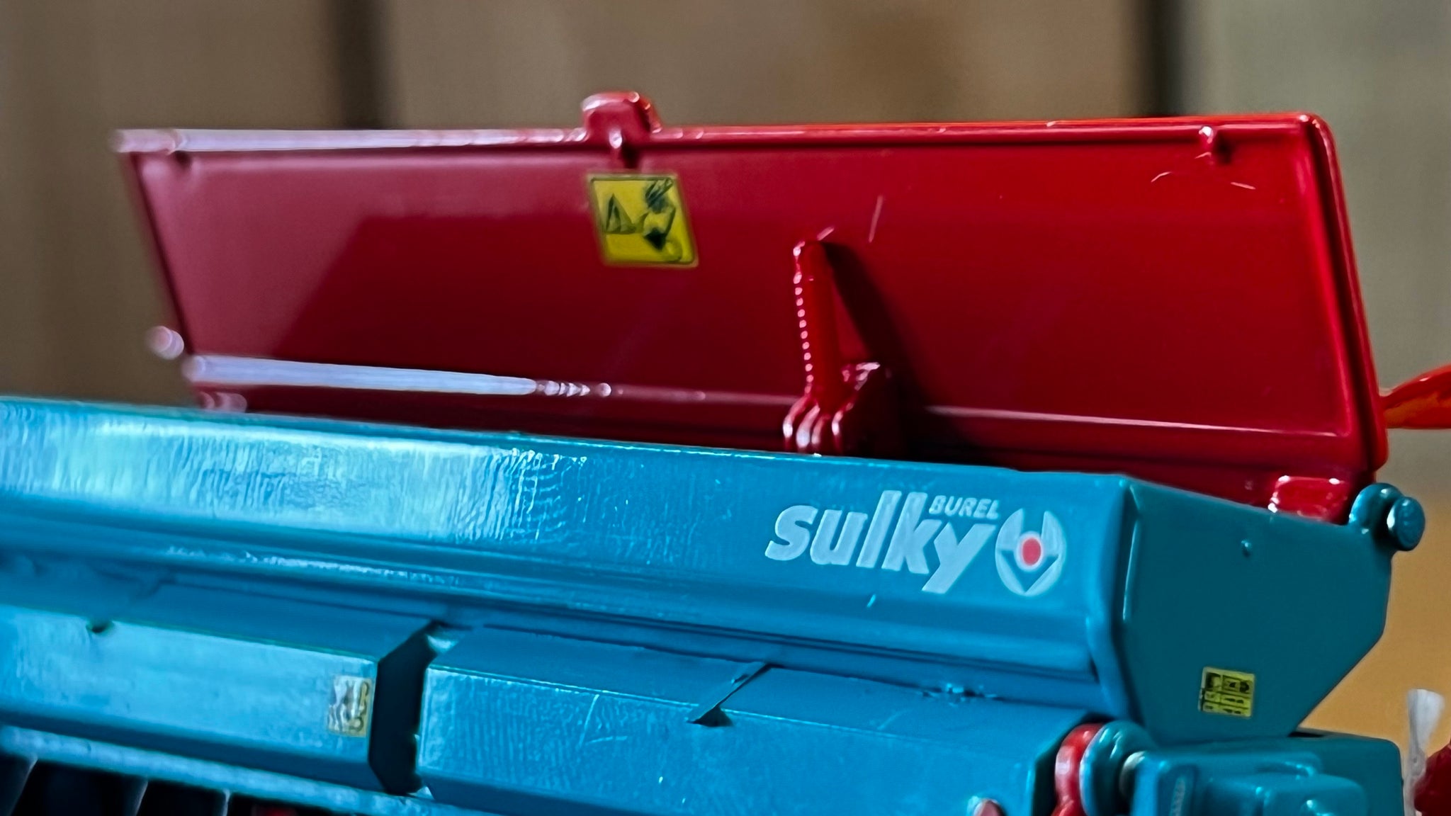 Semoir miniature Sulky Master bleu et rouge – Farming Together